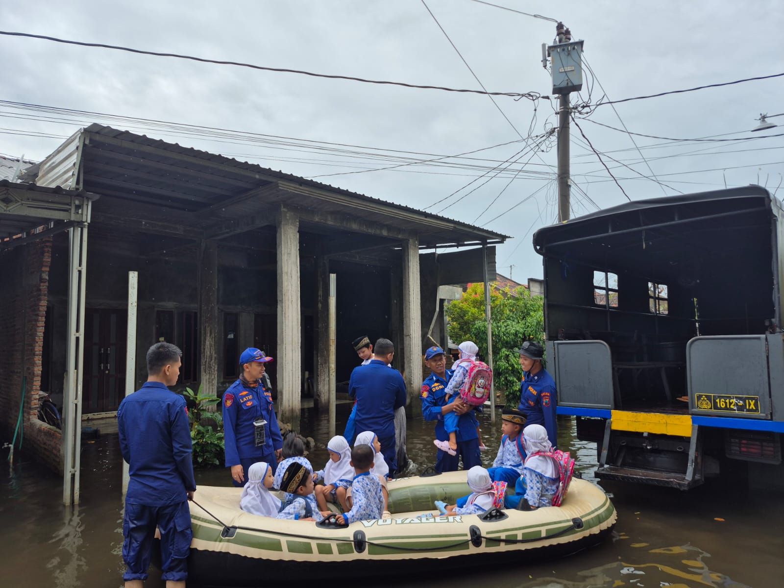 Ditpolairud Antar Jemput Anak Sekolah di Daerah Banjir Sayung Pakai ...