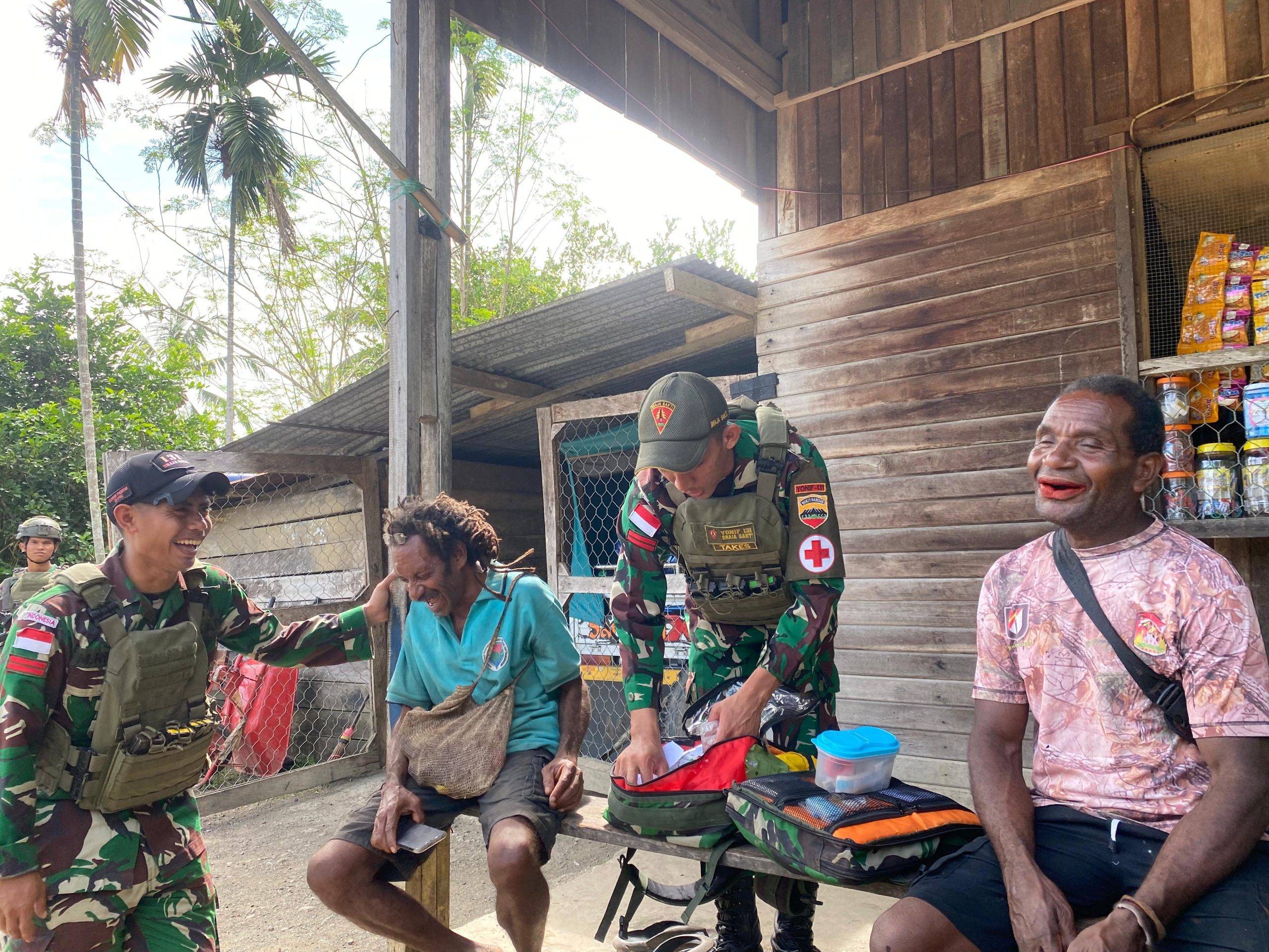 Satgas 131/Brajasakti Layani Masyarakat Perbatasan | Surau.co