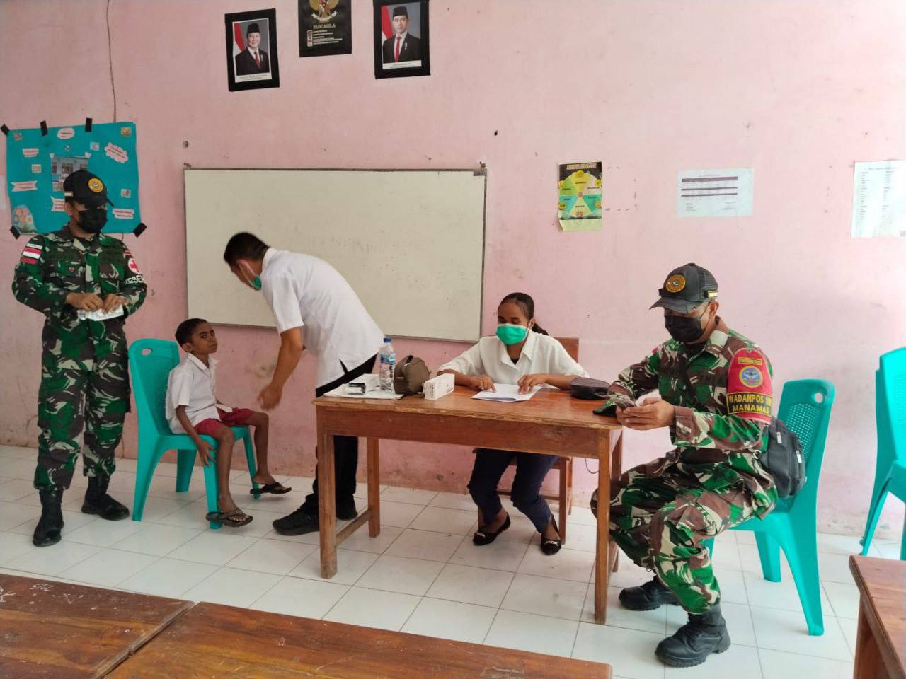 TNI Bersama Tenaga Kesehatan Gelar Pemberian Obat Cacing untuk Murid ...