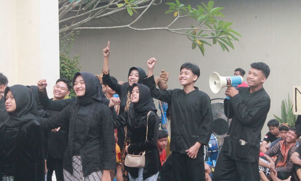 Meneguhkan Simbol Samin di Era Modern | Surau.co