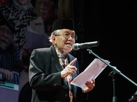 Taufiq Ismail dan Sajaknya Yang Melintasi Zaman | Surau.co