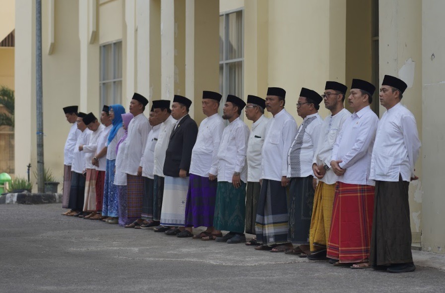 Sarung yang Membawa Keberkahan dalam Setiap Sujud